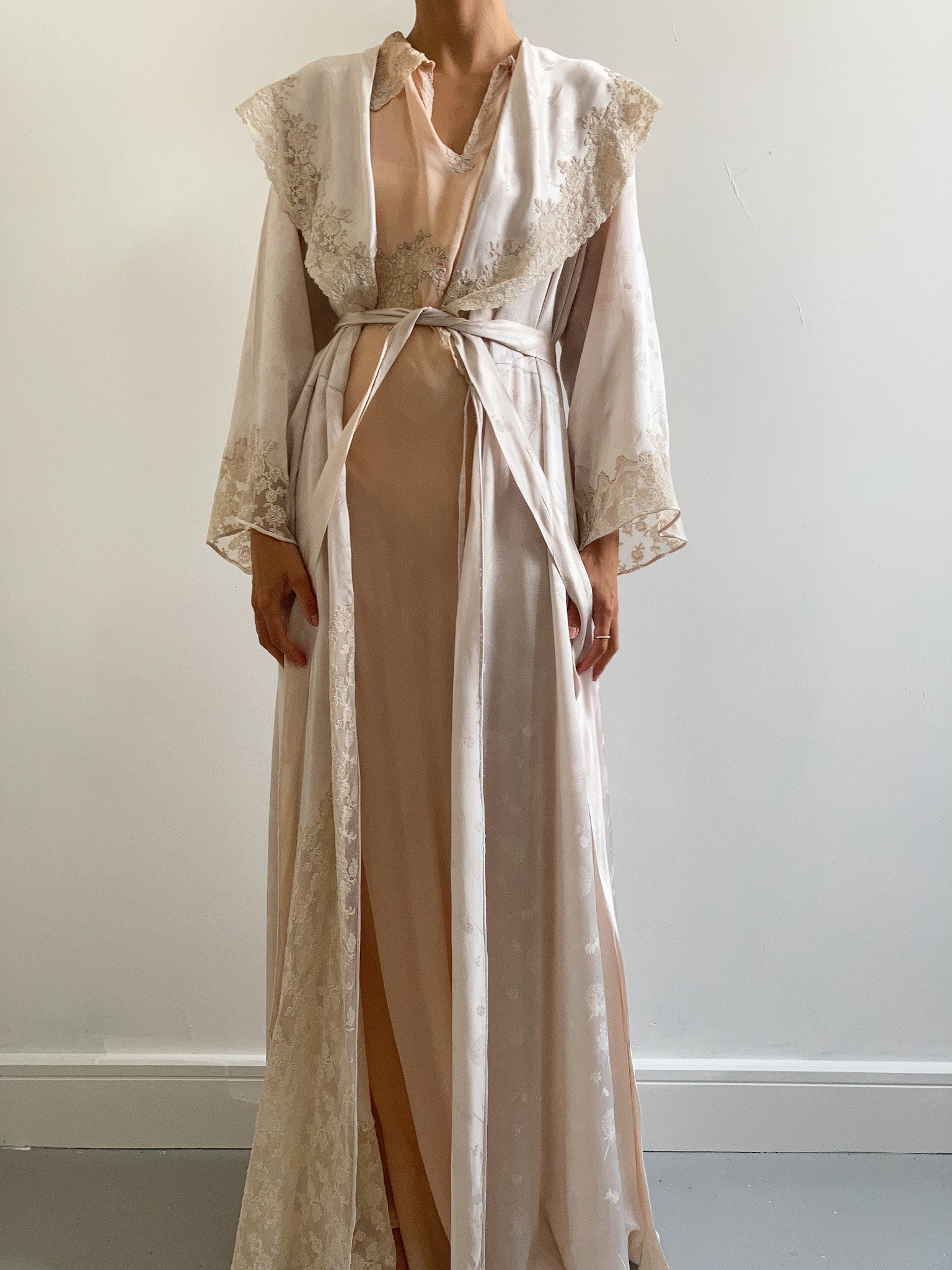 1930s Silk Floral Collared Robe with Alencon Lace – Adored Closet